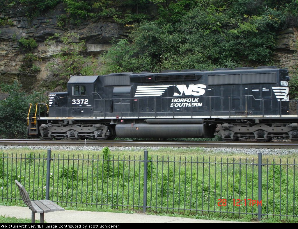 NS 3372 pushes hard long nose forward EB around the curve